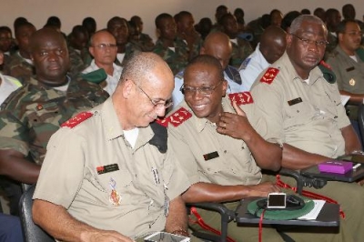 Antigos oficiais generais angolanos na reforma vão marchar contra ...